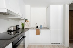 Roomy Apartment - 1 Bedroom | Cozinha privada | Um frigorífico, um forno, uma máquina de lavar louça 