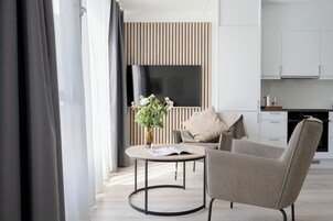 Biggy Apartment - 2 Bedroom | Área de estar | TV LED 37 polegadas com canais digitais, TV