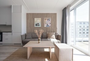 Biggy Apartment - 2 Bedroom | Área de estar | TV LED 37 polegadas com canais digitais, TV