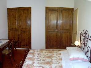 Quarto casal clássico de uso individual | Individualmente mobiliados, Wi-Fi de cortesia, roupa de cama