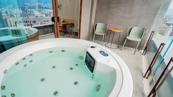 Suite-Estúdio Executiva (Collection Suite Double Balcony & Hid) | Banheira de hidromassagem privativa