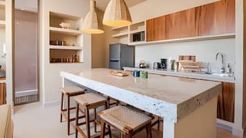 Apartamento | Cozinha privada | Geladeira grande, micro-ondas, cooktop, cafeteira/chaleira