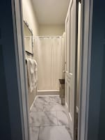 Quarto Standard | Casa de banho | Artigos de higiene pessoal grátis, um secador de cabelo