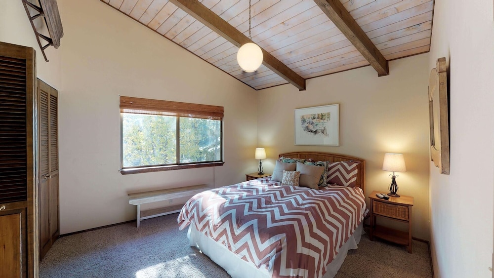 Spacious Cabin Vibe w/ lots of Wood - Easy walk/ride to Village, Lodge ...