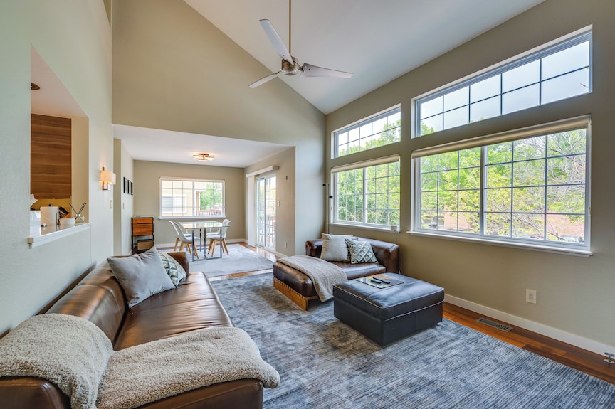 13 Mi To Dtwn Denver: Arvada Townhome W/ Deck - Arvada, CO