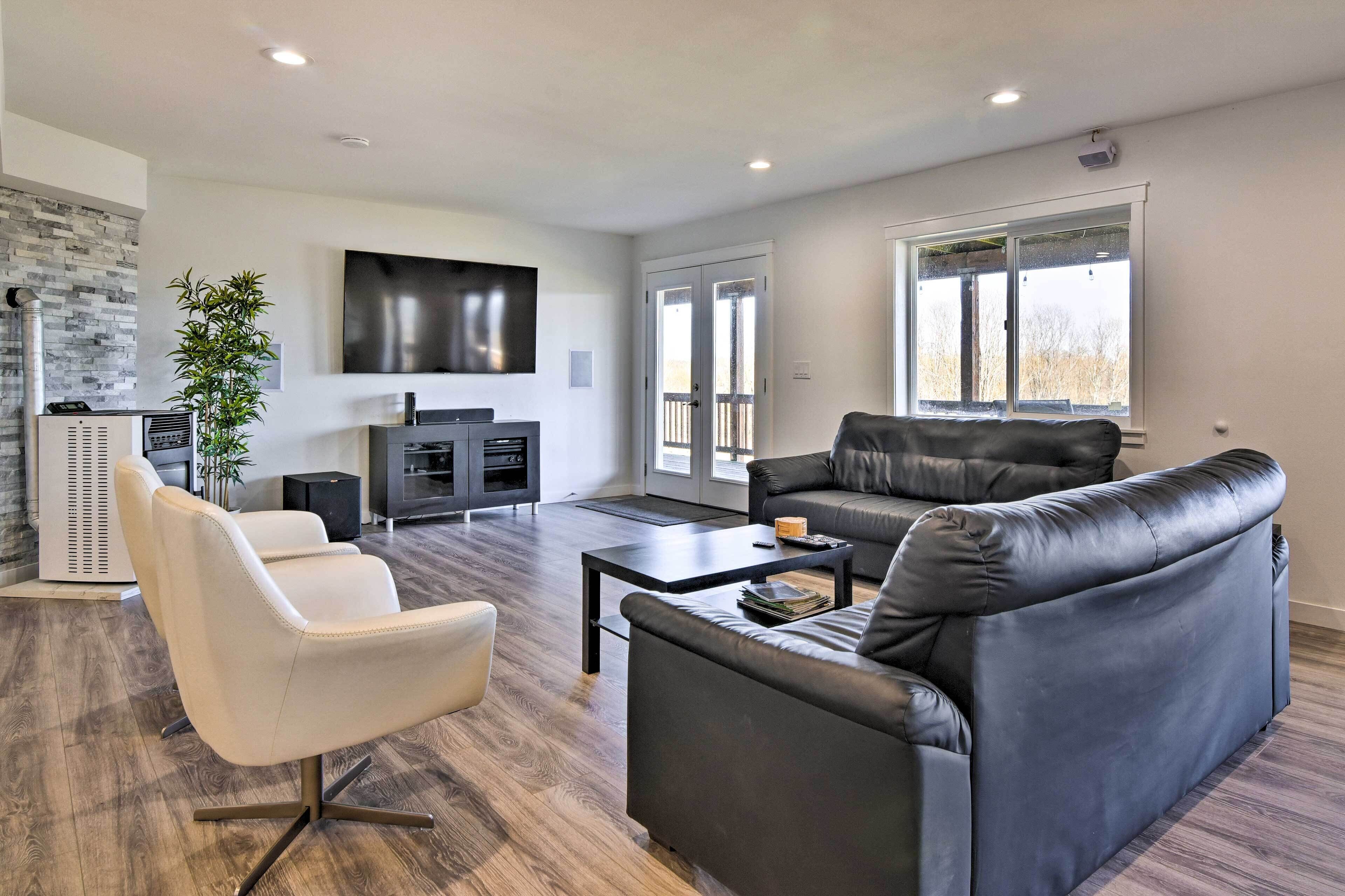 Fully Remodeled Hillsboro Home W/ Home Theater! - Forest Grove, OR