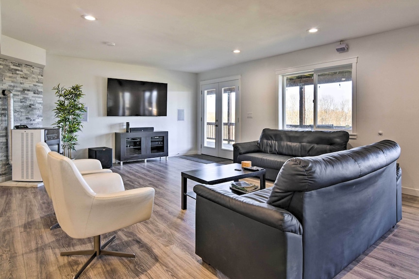 Fully Remodeled Hillsboro Home W/ Home Theater! - Newberg, OR