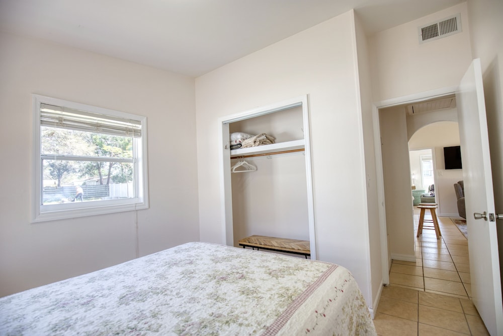 Beach-themed Cozy Cottage Close To Downtown, Beaches, Pinecraft & Legacy Trail! - Sarasota, FL