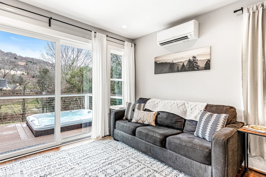 Mountain View Retreat With Deck, Hot Tub, & W/d - Easy Access To Everything - アシュビル, NC