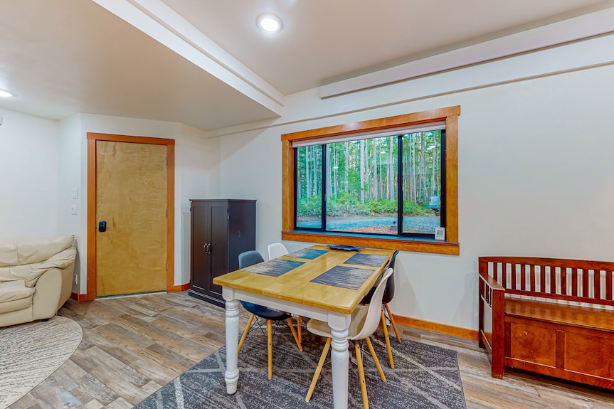 Dog-friendly Quiet Woodland Cabin With A Porch, Near Downtown Langley - Langley, WA