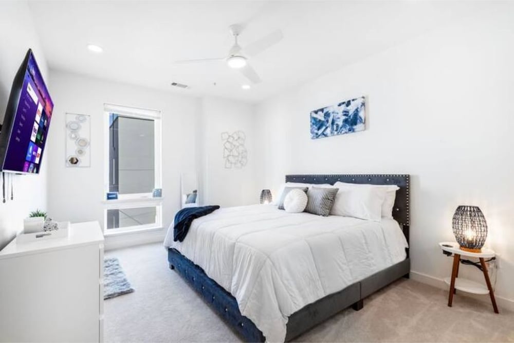 Upscale 2br 4story Condo Downtown Dallas W/ Rooftop Terrace & Skyline View - Dallas