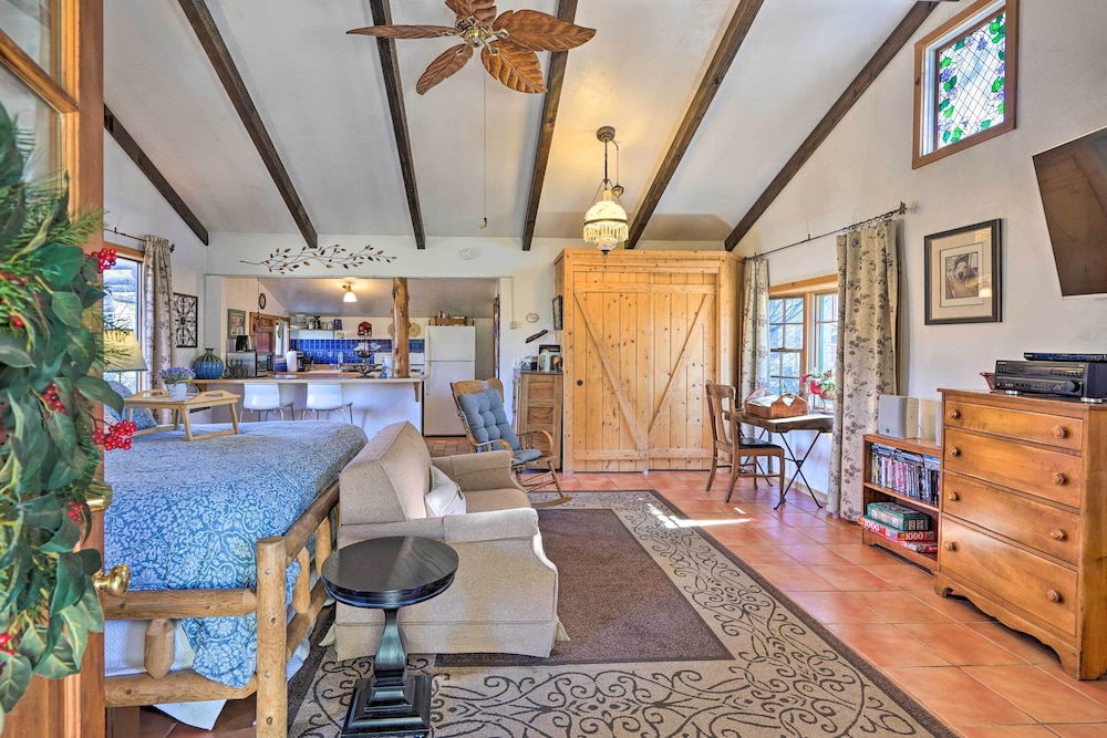 Cozy 'Story Book Barn Cottage' W/ Scenic View - Julian, CA