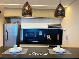 Apartamento | Cozinha privada | Um frigorífico, um micro-ondas, liquidificador, utensílios de cozinha 