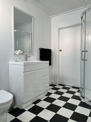 Casa geminada design | Banheiro | Produtos de toalete grátis, shampoo, papel higiênico 