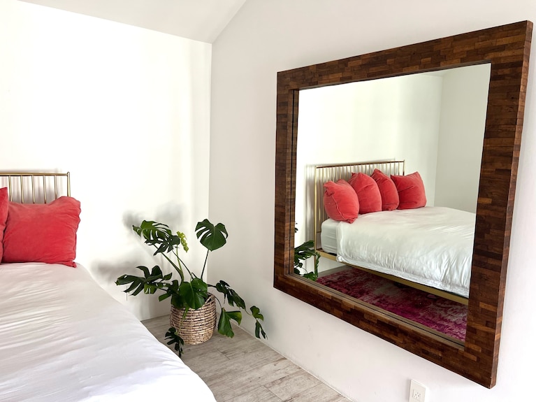 Industrial Modern Home With Salt Water Pool - 데이나포인트