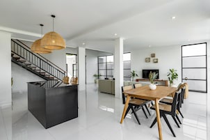 Villa Deluxe, 2 quartos | Sala | Smart TV de 50 polegadas com canais digitais, televisor 