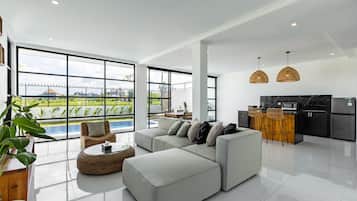 Villa Deluxe, 2 quartos | Sala | Smart TV de 50 polegadas com canais digitais, televisor