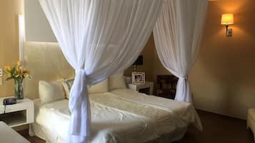 Suite Júnior, banheira de hidromassagem, no rés do chão | 1 quarto, cofre com capacidade para portátil, secretária
