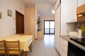 Apartamento Comfort | Sala de estar | Televisor de 20 polegadas com canais digitais 