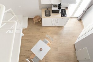 Apartamento Comfort em Condomínio Fechado, 1 cama de casal e sofá-cama | Sala de estar | Televisor LCD de 32 polegadas com canais por cabo, televisor 