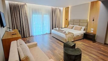 1 quarto, frigobar, cofres nos quartos, escrivaninha