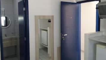 Quarto casal standard, no piso térreo | Escrivaninha, roupa de cama