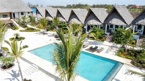 Piscina exterior, guarda-sóis, espreguiçadeiras 