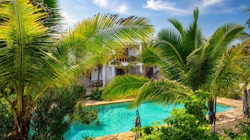 Piscina exterior, guarda-sóis, espreguiçadeiras