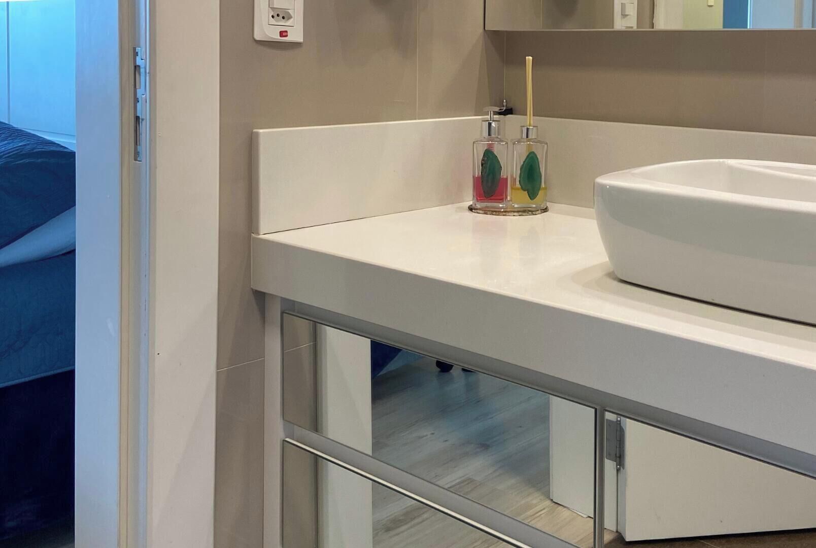 Apartamento exclusivo, 1 quarto, vista para a montanha | Banheiro | Banheira e chuveiro separados, chuveiro com efeito de chuva