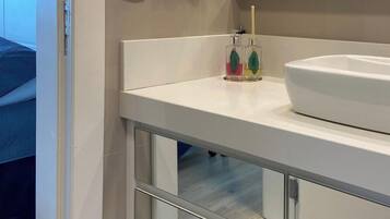 Apartamento exclusivo, 1 quarto, vista para a montanha | Banheiro | Banheira e chuveiro separados, chuveiro com efeito de chuva