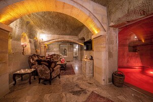 Quarto Duplo de Luxo | Minibar com produtos grátis, com decoração personalizada