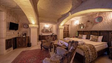 Quarto Duplo Royal | Minibar com produtos grátis, com decoração personalizada