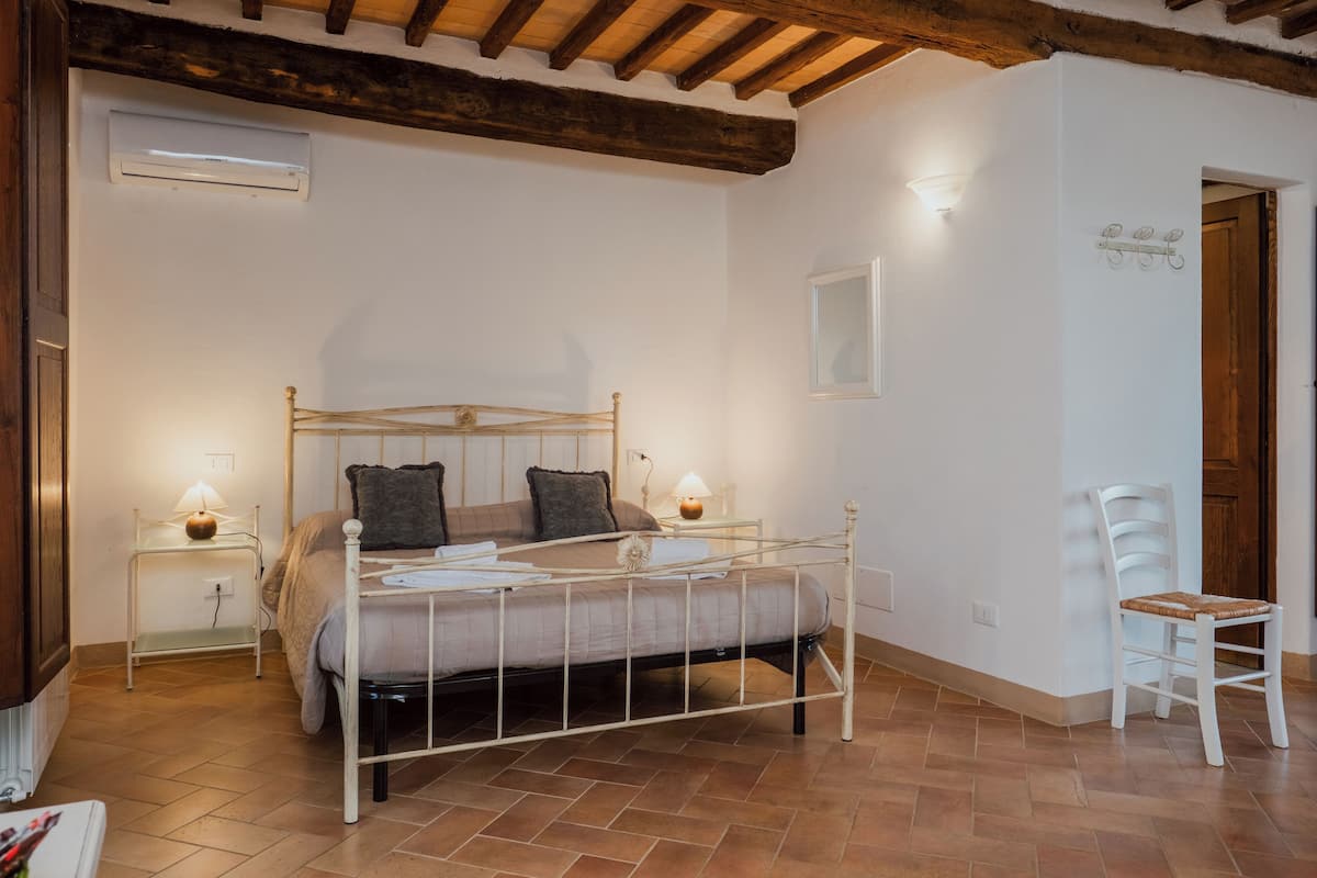Quarto Duplo Deluxe, vista para o jardim | Roupa de alta qualidade, Wi-fi grátis, roupa de cama fornecida 