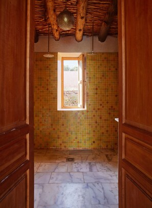 Quarto casal superluxo, 2 quartos | Banheiro | Chuveiro, chuveiro com efeito de chuva, produtos de toalete grátis 