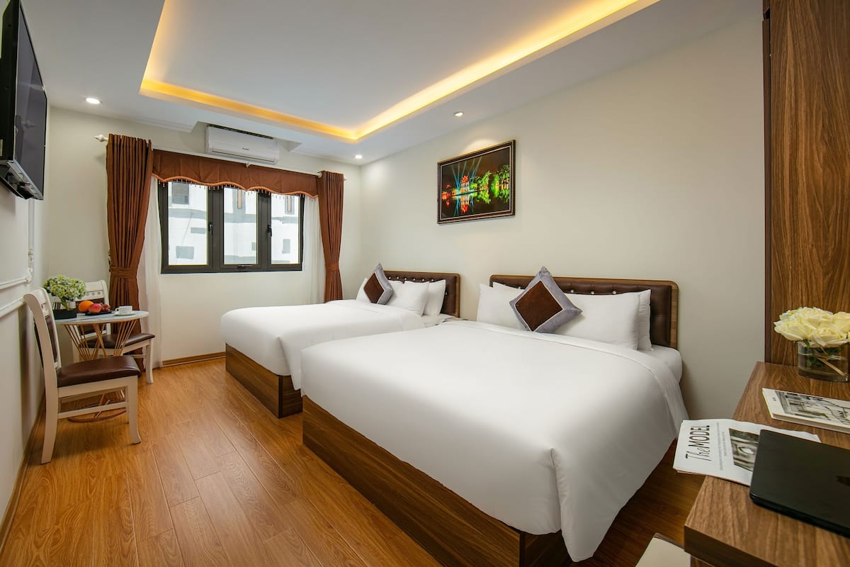 Quarto Quádruplo Familiar, 2 camas queen-size, não fumadores, vista para o lago | Roupa de alta qualidade, edredões de penas, camas de colchão pillowtop