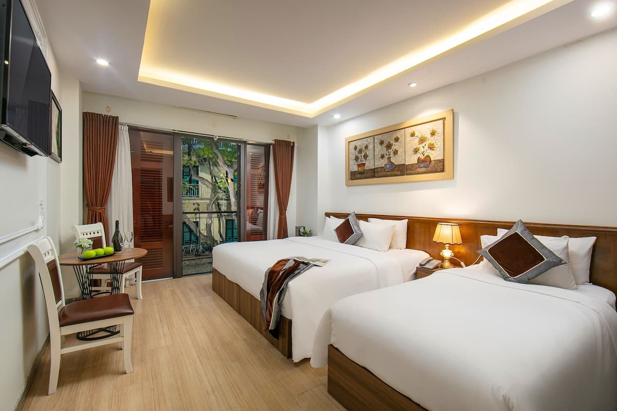 Quarto Triplo Executivo, varanda, Vista para a cidade | Roupa de alta qualidade, edredões de penas, camas de colchão pillowtop