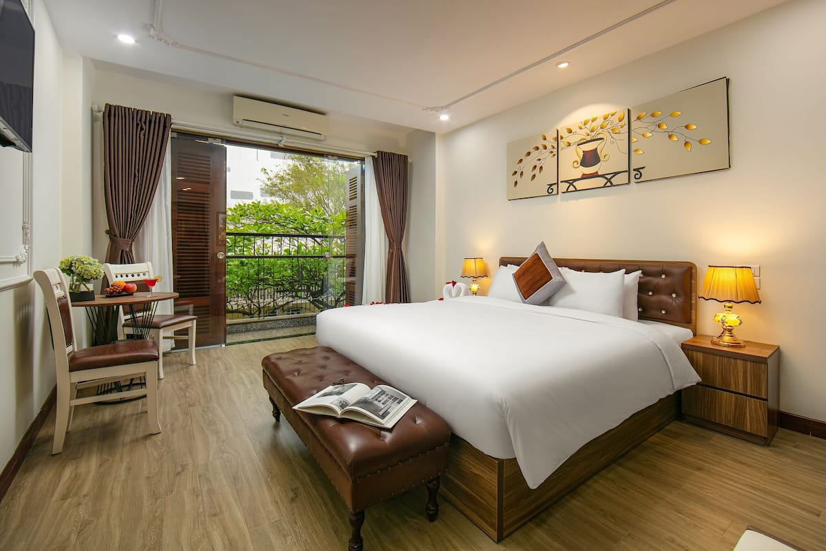 Quarto Duplo Executivo, varanda, Vista para a cidade | Roupa de alta qualidade, edredões de penas, camas de colchão pillowtop