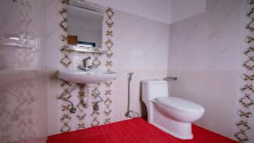 Um polibã, um chuveiro fixo, toalhas fornecidas, sabão