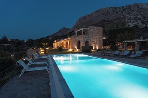 Piscina exterior, guarda-sóis, espreguiçadeiras 