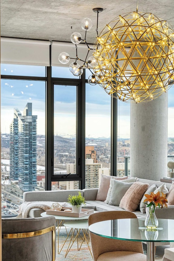 Classy & Comfortable Sub-penthouse W Pool, Ac - Alberta