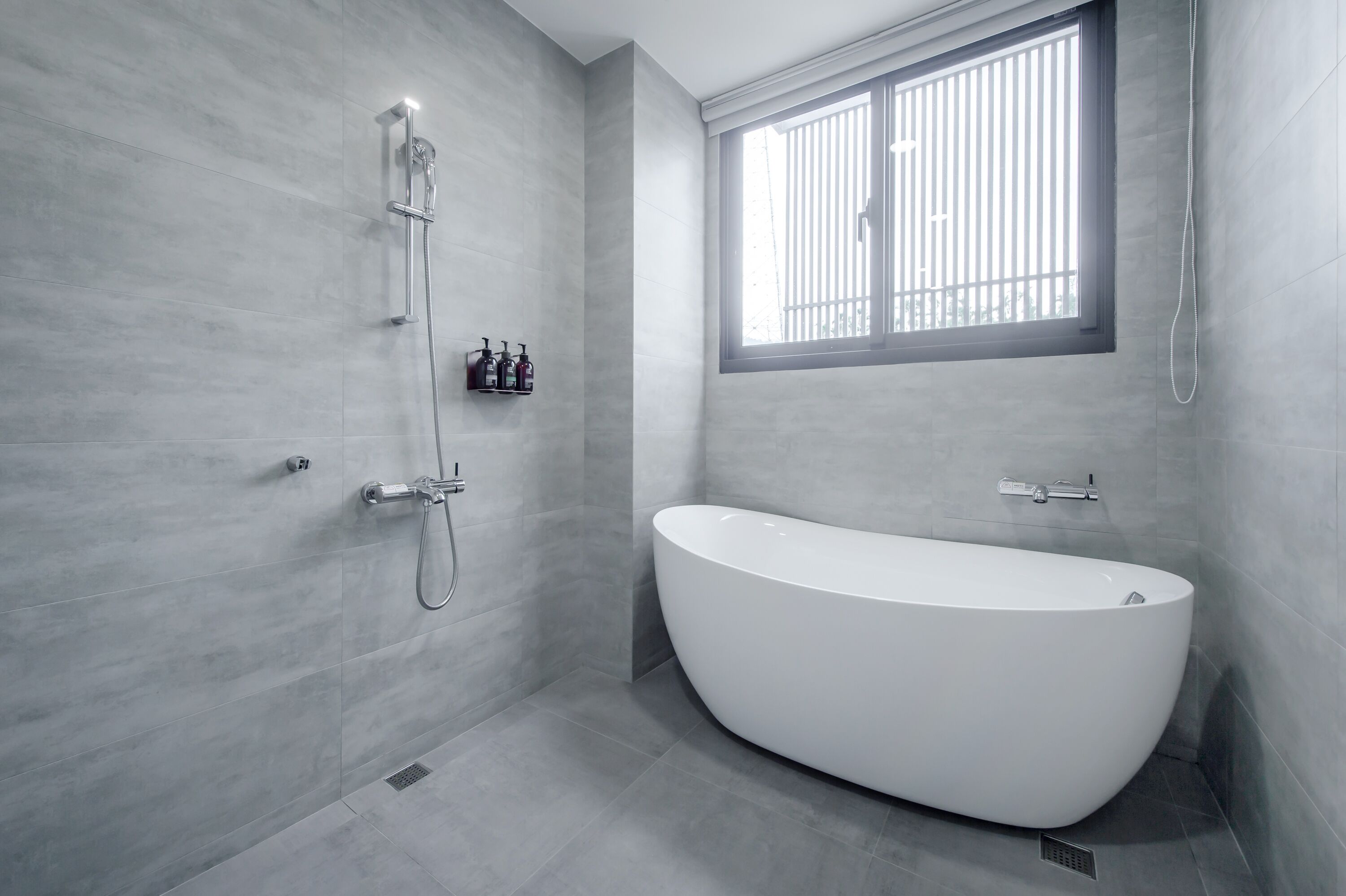Quarto Familiar, varanda, vista para o lago | Casa de banho | Um secador de cabelo, chinelos, toalhas fornecidas, champô 
