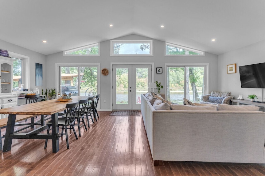 The Riverside Retreat | Beach, Kayaks, Fire Pit - Gananoque