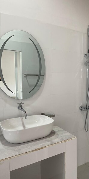 Quarto Duplo Deluxe | Casa de banho | Um polibã, um secador de cabelo, toalhas fornecidas, papel higiénico 