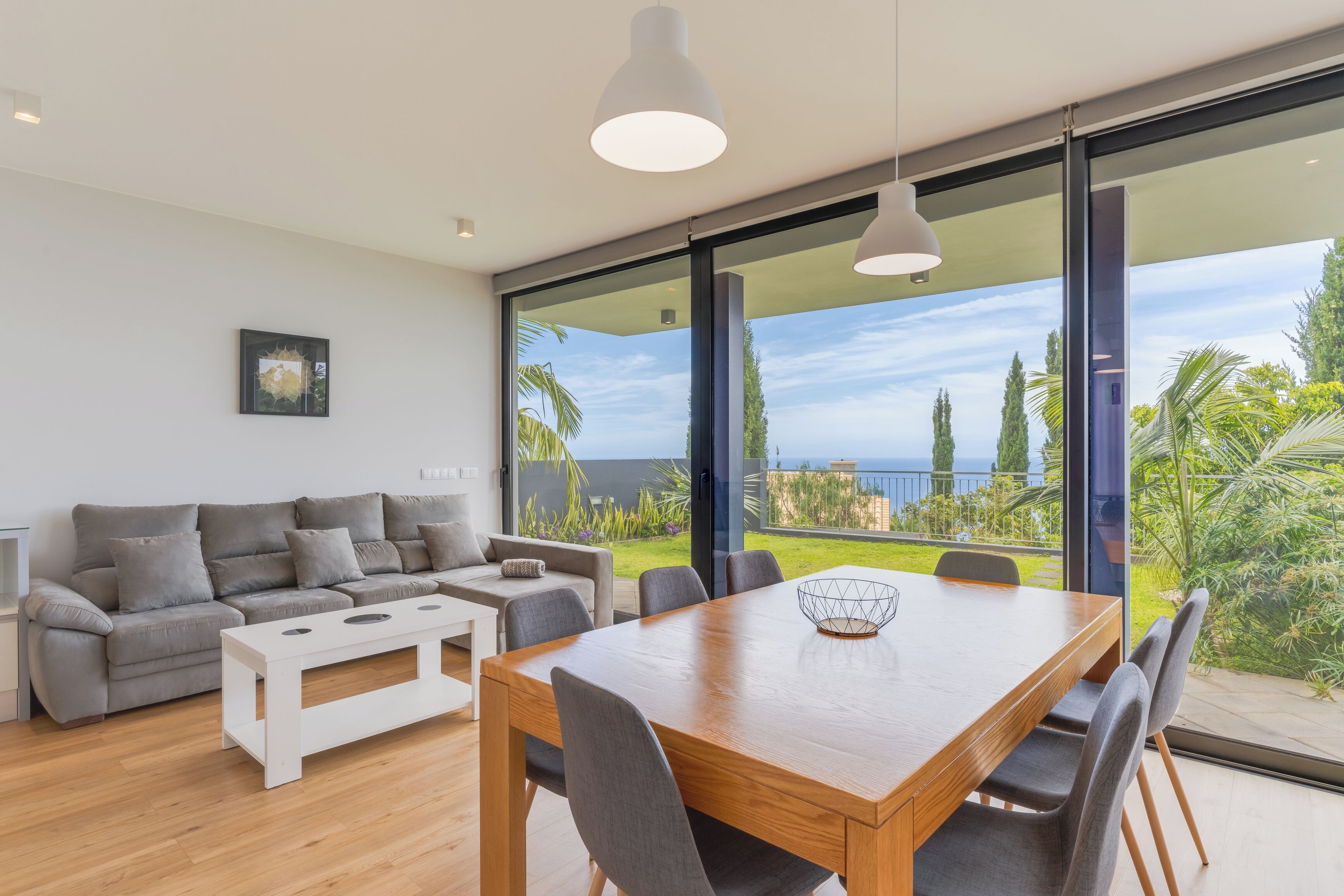 Villa Design | Sala de estar | Televisor de ecrã plano de 42 polegadas com canais por cabo, televisor 