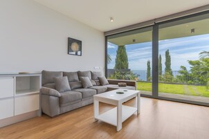 Villa Design | Sala de estar | Televisor de ecrã plano de 42 polegadas com canais por cabo, televisor 