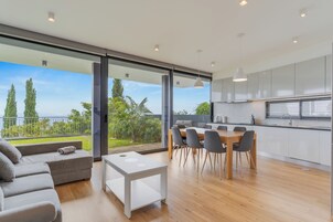 Villa Design | Sala de estar | Televisor de ecrã plano de 42 polegadas com canais por cabo, televisor 