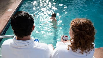 Uma piscina aquecida