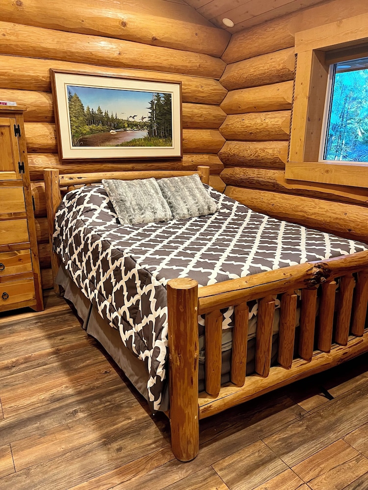 Log house , teepee, three holiday trailers, room for 16 guests ...