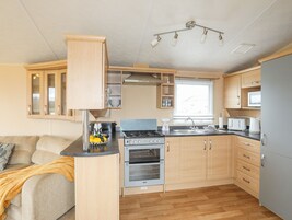 Geladeira, chaleira elétrica, torradeira