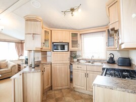 Geladeira, chaleira elétrica, torradeira